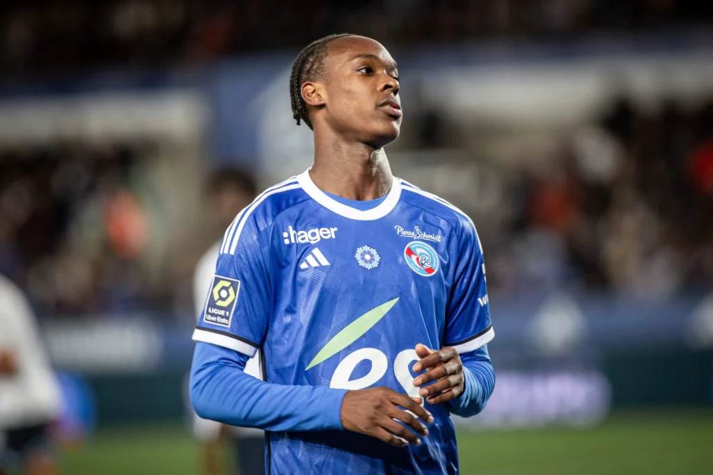 Le départ d’Emegha vers Chelsea enflamme Strasbourg