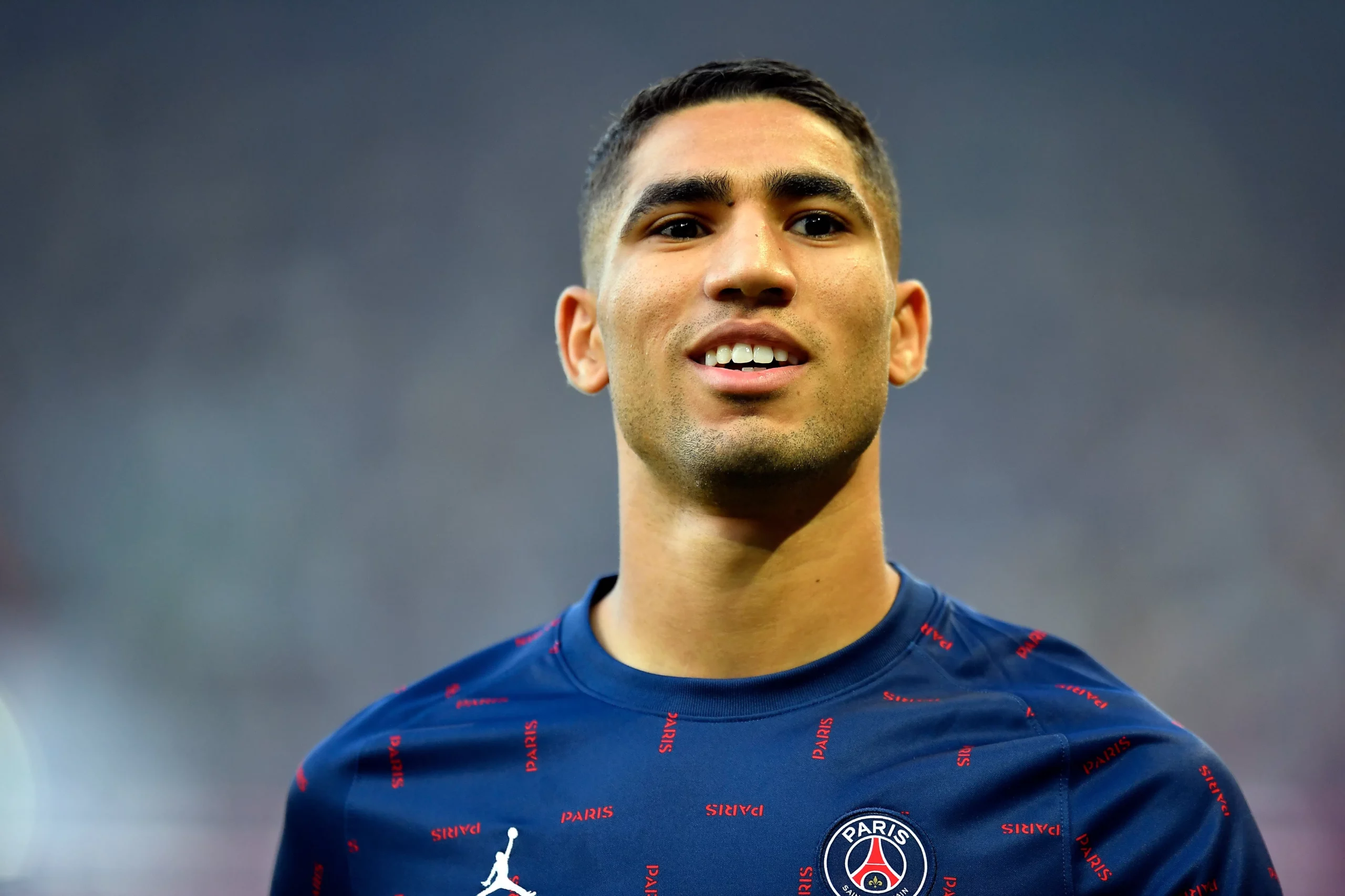 Hakimi étincelle face au Barça, Mbappé réagit avec admiration