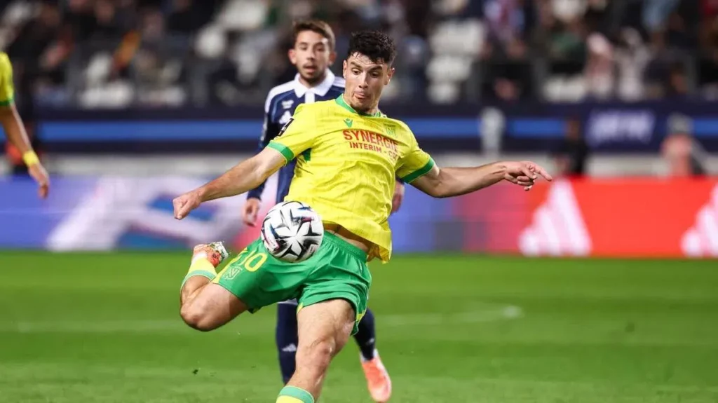 Matthis Abline s’isole en attaque dans un FC Nantes en panne
